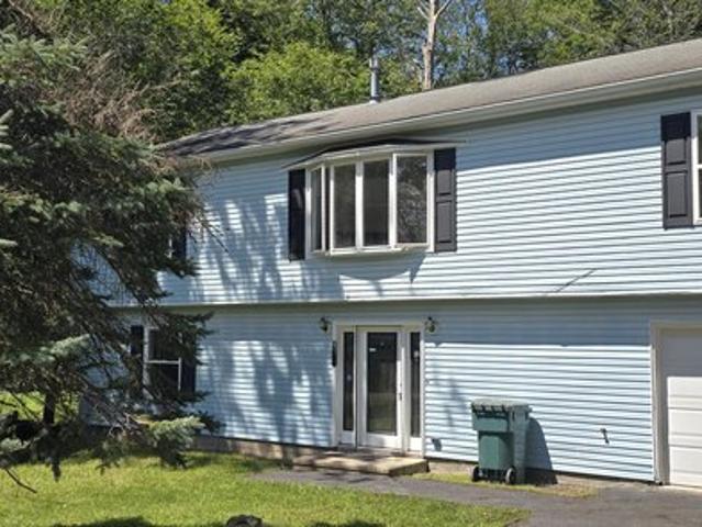 889 Country Place Dr, Tobyhanna, PA 18466