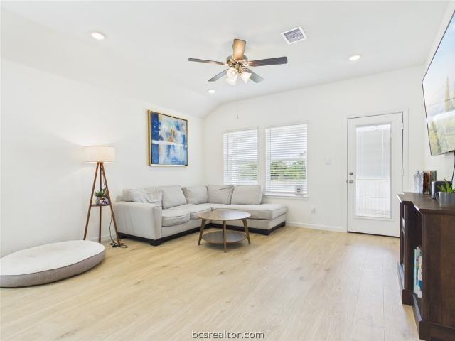 889 Kickapoo Lane