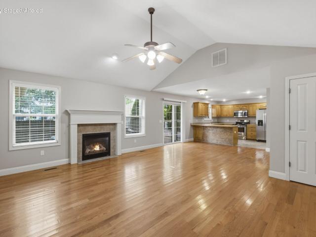 889 W Crestwood Street