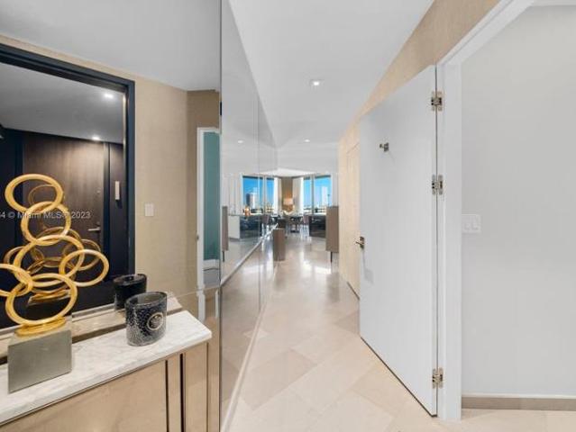 88 7th St SW #1212, Miami, FL 33130