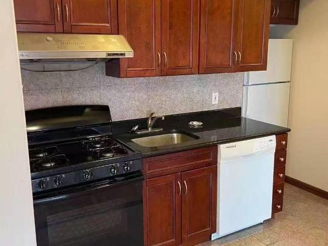 88 27 53rd Avenue, Unit 2R