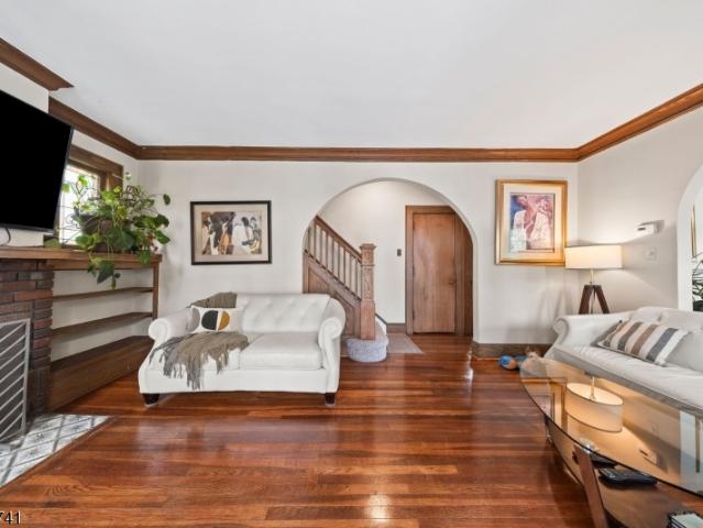 88 Woodbine Ave