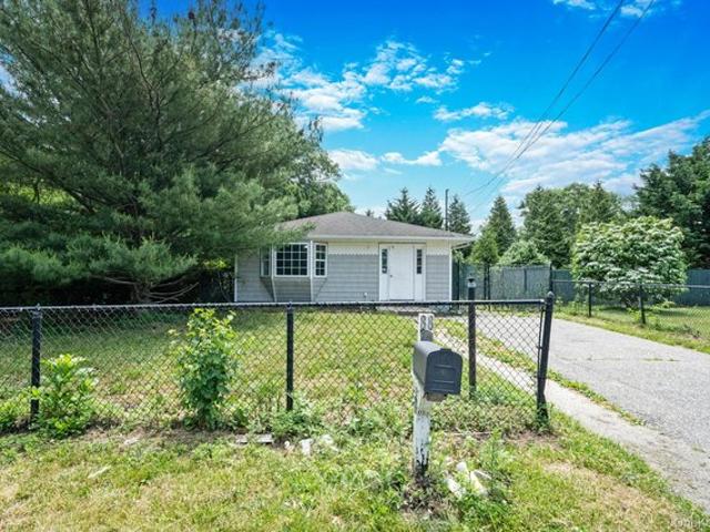 88 Eleanor Ave, Mastic, NY 11950