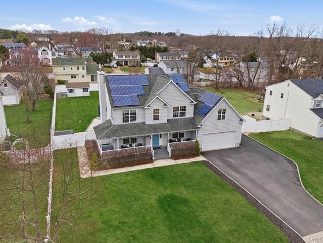 88 Hillside Rd, Farmingville, NY 11738