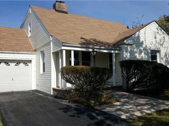 88 Krug Pl, Mineola, NY 11501