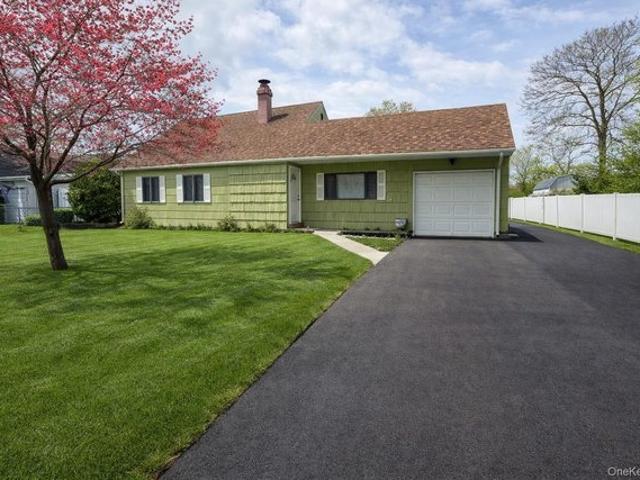 88 Matsunaye Dr, Medford, NY 11763