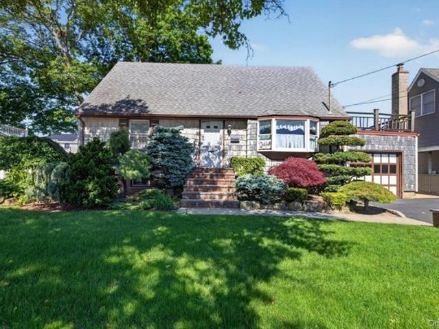 88 Philadelphia Ave, Massapequa Park, NY 11762