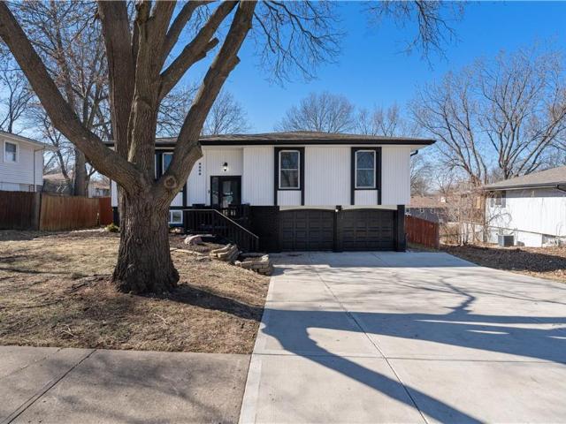 8906 N McGee St, Kansas City, MO 64155 | Compass