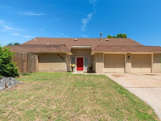 8900 Lansbrook Ln, Oklahoma City, OK 73132