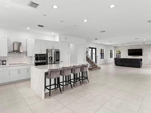 8901 69th Ter SW, Miami, FL 33173