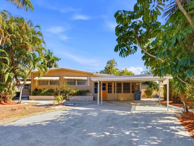 8903 Oak St, Boynton Beach, FL 33436