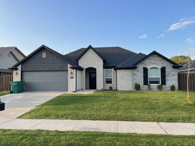 890 Lakeview Dr, Centerton, AR 72719