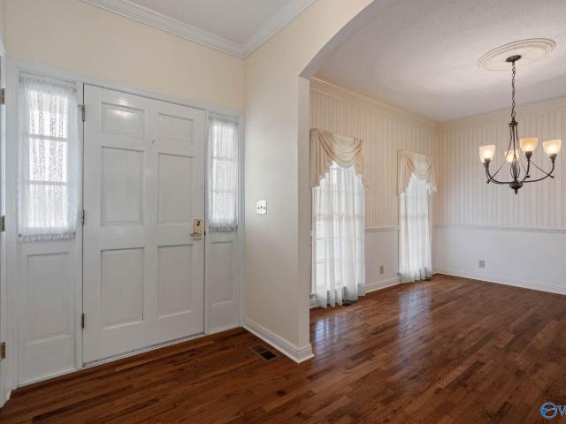 890 Narrow Lane