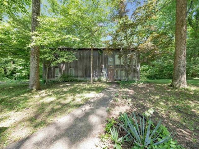 890 Sycamore Lake Dr, Evansville, IN 47712