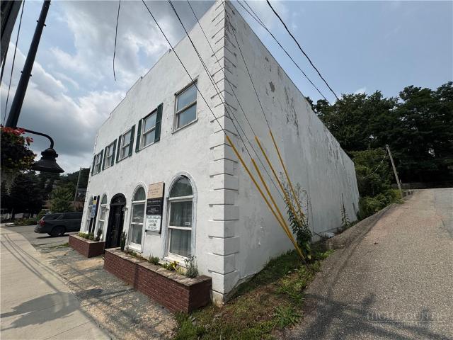 890 W King Street