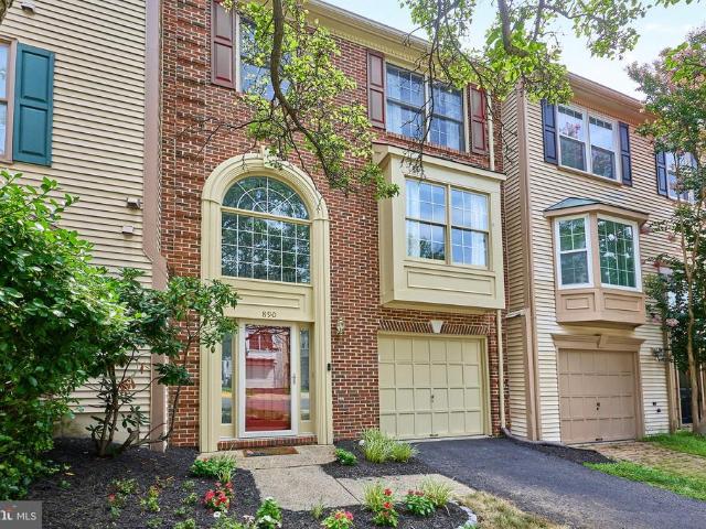 890 Tall Oaks Square SE