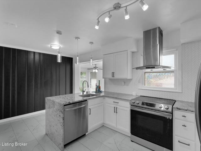 8915 Mapleview Dr