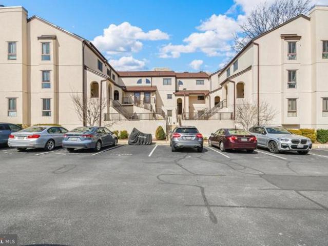8910 Battery Pl #6, Bethesda, MD 20814