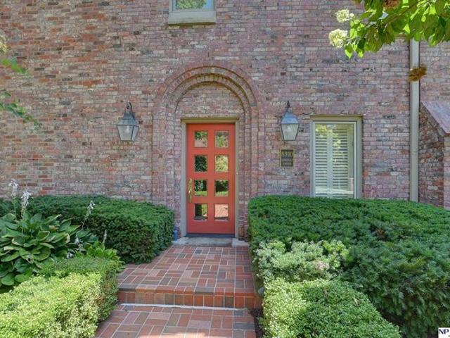 8910 Douglas Ct, Omaha, NE 68114