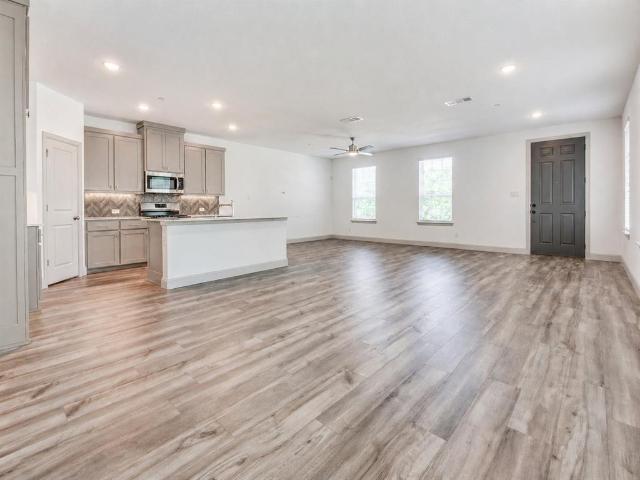 8913 Swallowtail Street