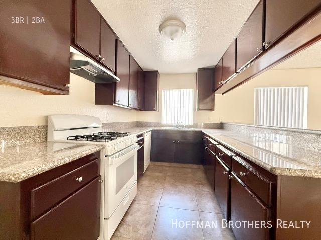 8926 Burnet Ave, North Hills CA 91343