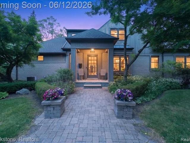 8926 Lincoln Dr, Huntington Woods, MI 48070