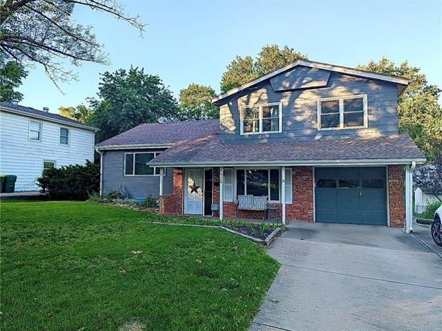 8929 Grandview Dr, Overland Park, KS 66212