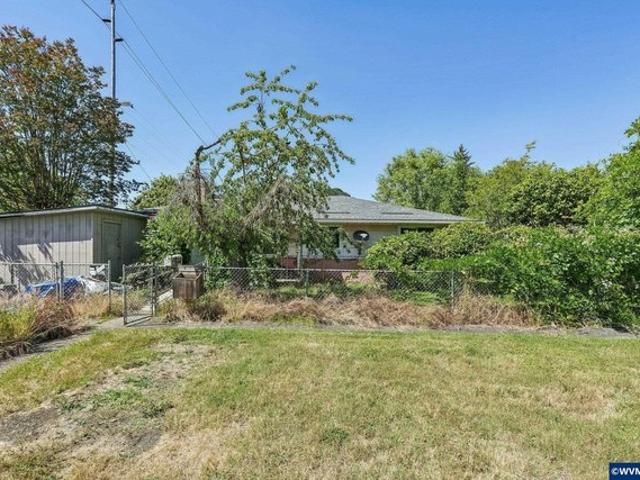 892 D St, Independence, OR 97351