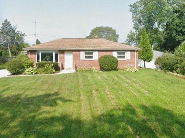 8935 N Navajo Rd, Bayside, WI 53217