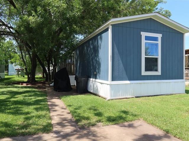 8931 Defiance St, La Porte, TX 77571
