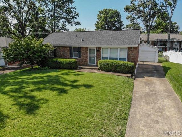 8932 Ione Ln, Affton, MO 63123