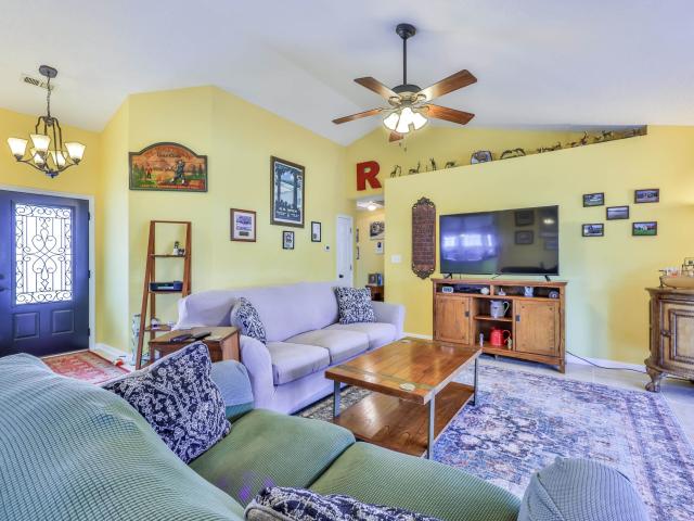 893 Castlewood Dr