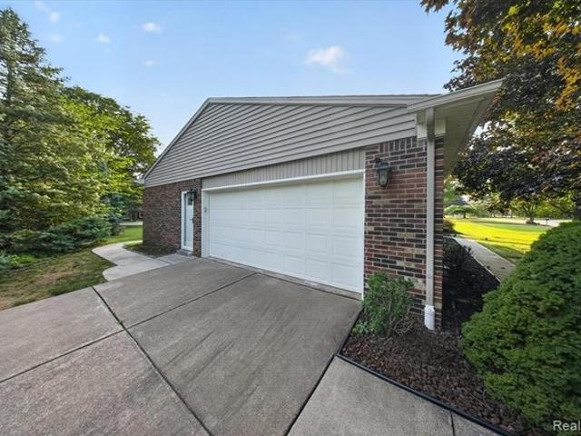 8940 Sarah Ln, Grosse Ile, MI 48138