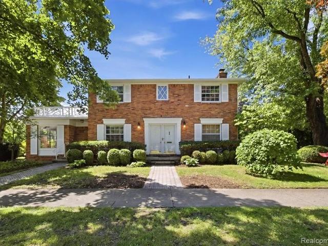 8941 Nadine Ave, Huntington Woods, MI 48070