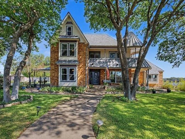 8941 Crest Wood Dr, Fort Worth, TX 76179