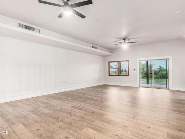 8943 s emerald lane