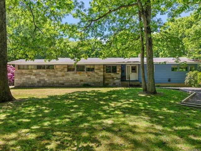 894 Greenway Rd, Woodbridge, CT 06525