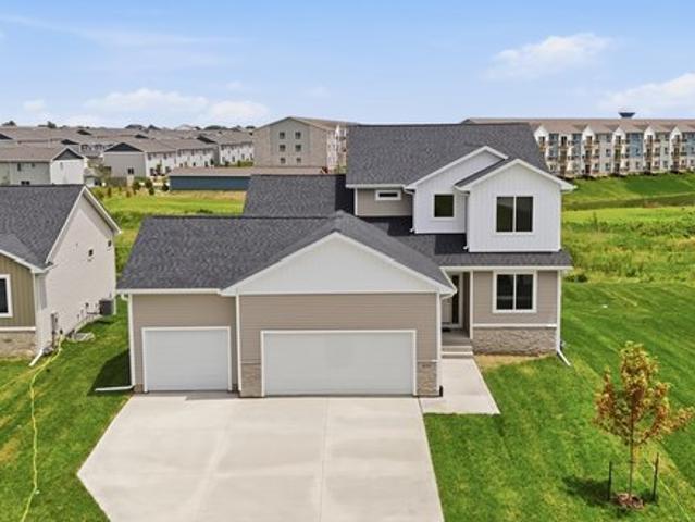 895 11th St, Waukee, IA 50263