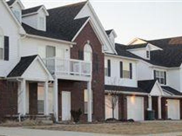 $895 / 2br 1111 Hunters Run Condos Flint