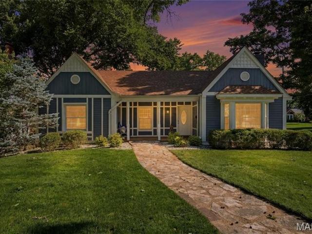 895 Brookside Dr, Saint Louis, MO 63122