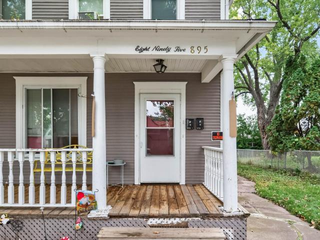 895 Rose Avenue E