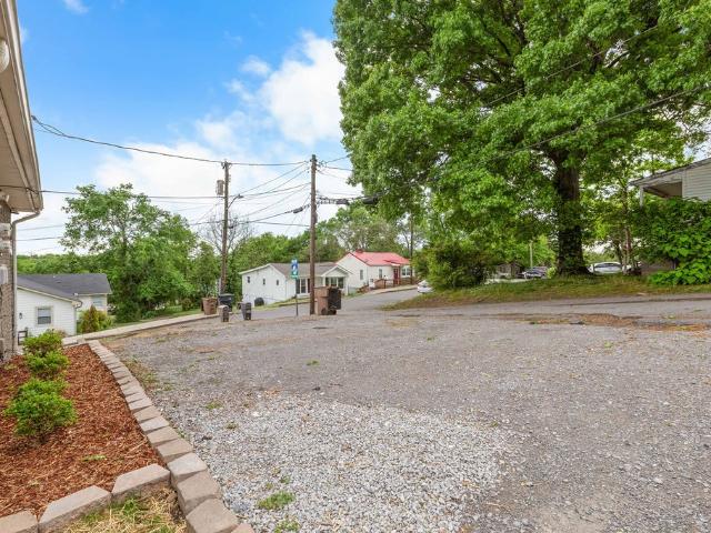 895 W Sharpe Ave