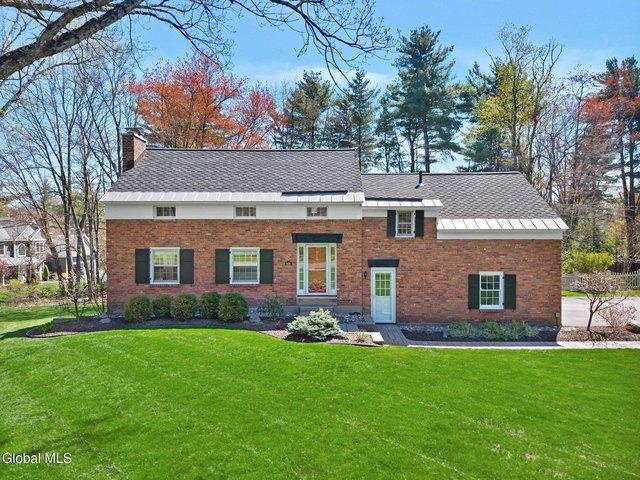 896 Randall Rd, Niskayuna, NY 12309