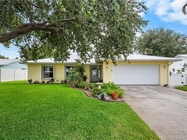 8974 SE Bobo Ct, Hobe Sound, FL 33455