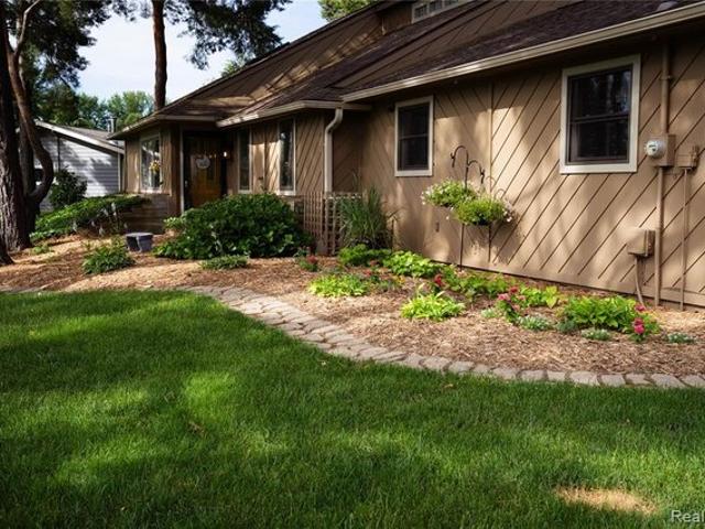8971 Highland Dr, Tittabawassee Township, MI 48623