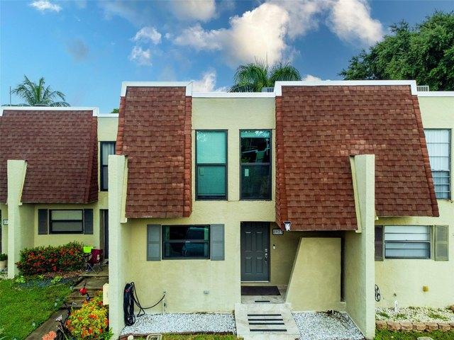 8973 Palm Tree Ln, Pembroke Pines, FL 33024
