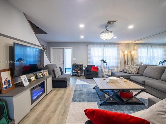 898 NW 47th St, Deerfield Beach, FL 33064