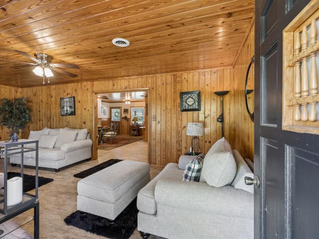8997 Holmes Creek Rd