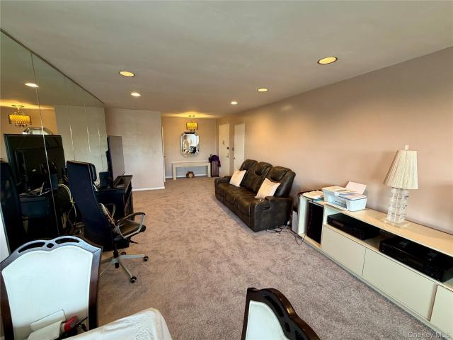 89 35 Avenue 4C
