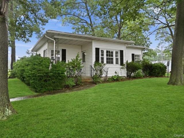 89 W 4th St, Ronkonkoma, NY 11779